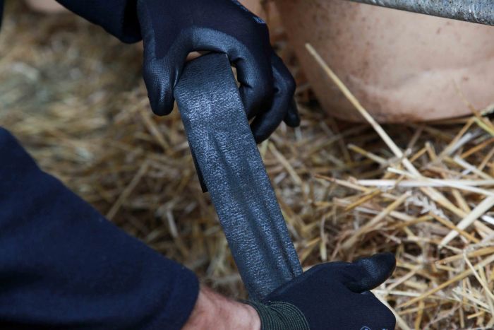 Black tarred strips for cattle - Ukal