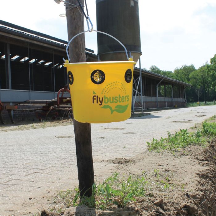 Fly bucket, filling included - Ukal